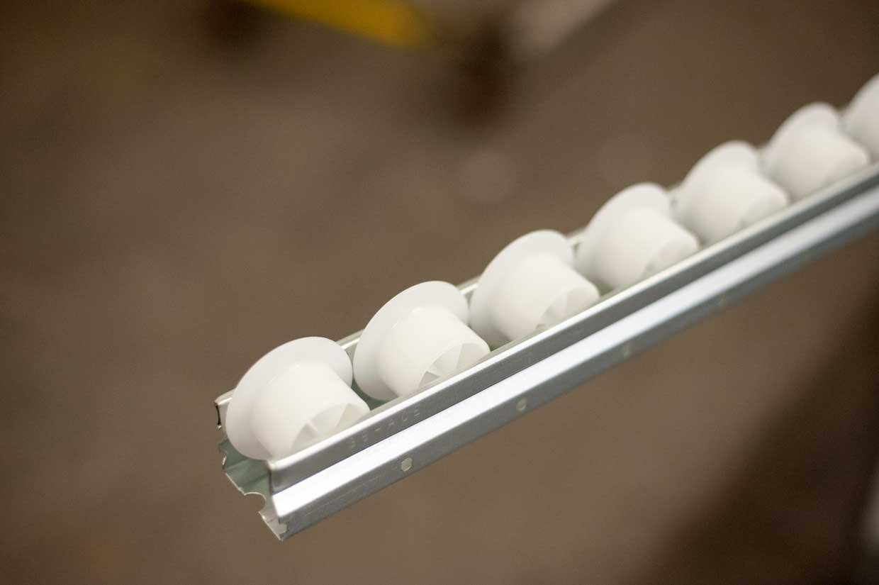 Roller tracks for optimum flow of goods | BeeWaTec