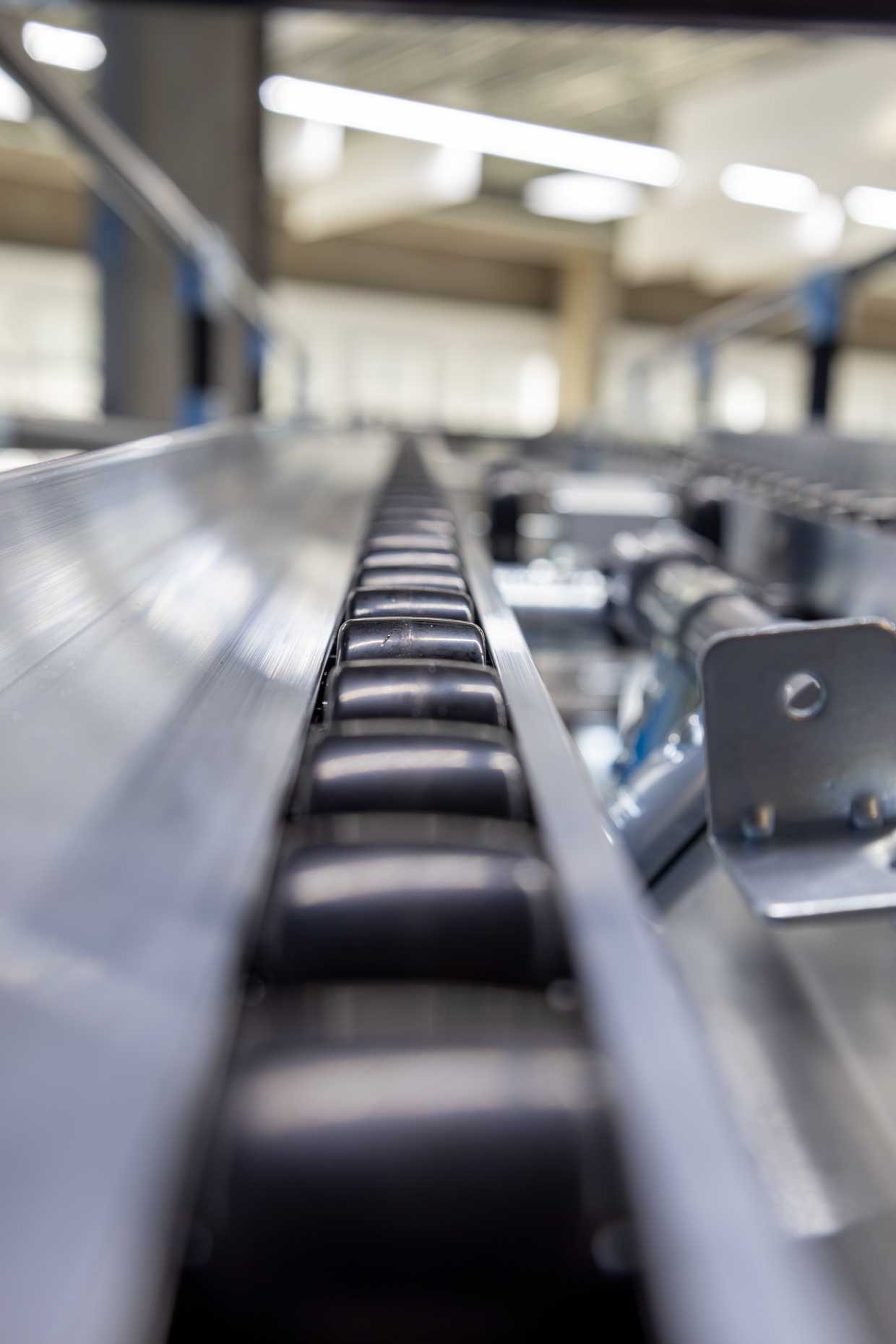 Roller tracks for optimum flow of goods | BeeWaTec